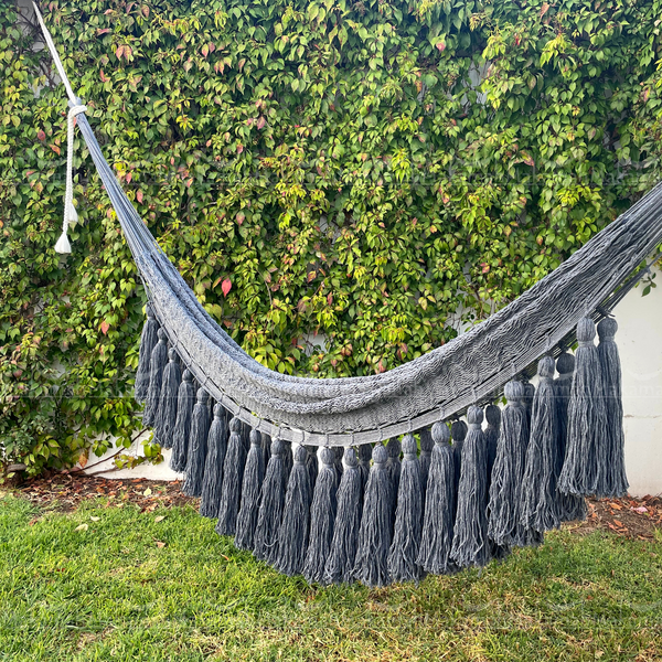 Hamaca Boho con Pompones Largos Gris - Makamah